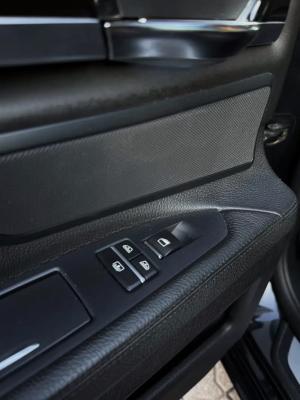 Black BMW 730 2011 in Riga, with an engine capacity of 3.00 L and mileage of 327 thousand km for 9800 €, photo 19 on AUTOMOTO.COM.LV