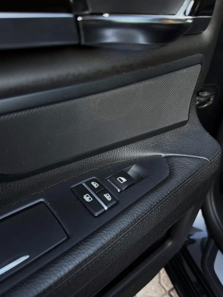 Black BMW 730 2011 in Riga, with an engine capacity of 3.00 L and mileage of 327 thousand km for 9800 €, photo 19 on AUTOMOTO.COM.LV