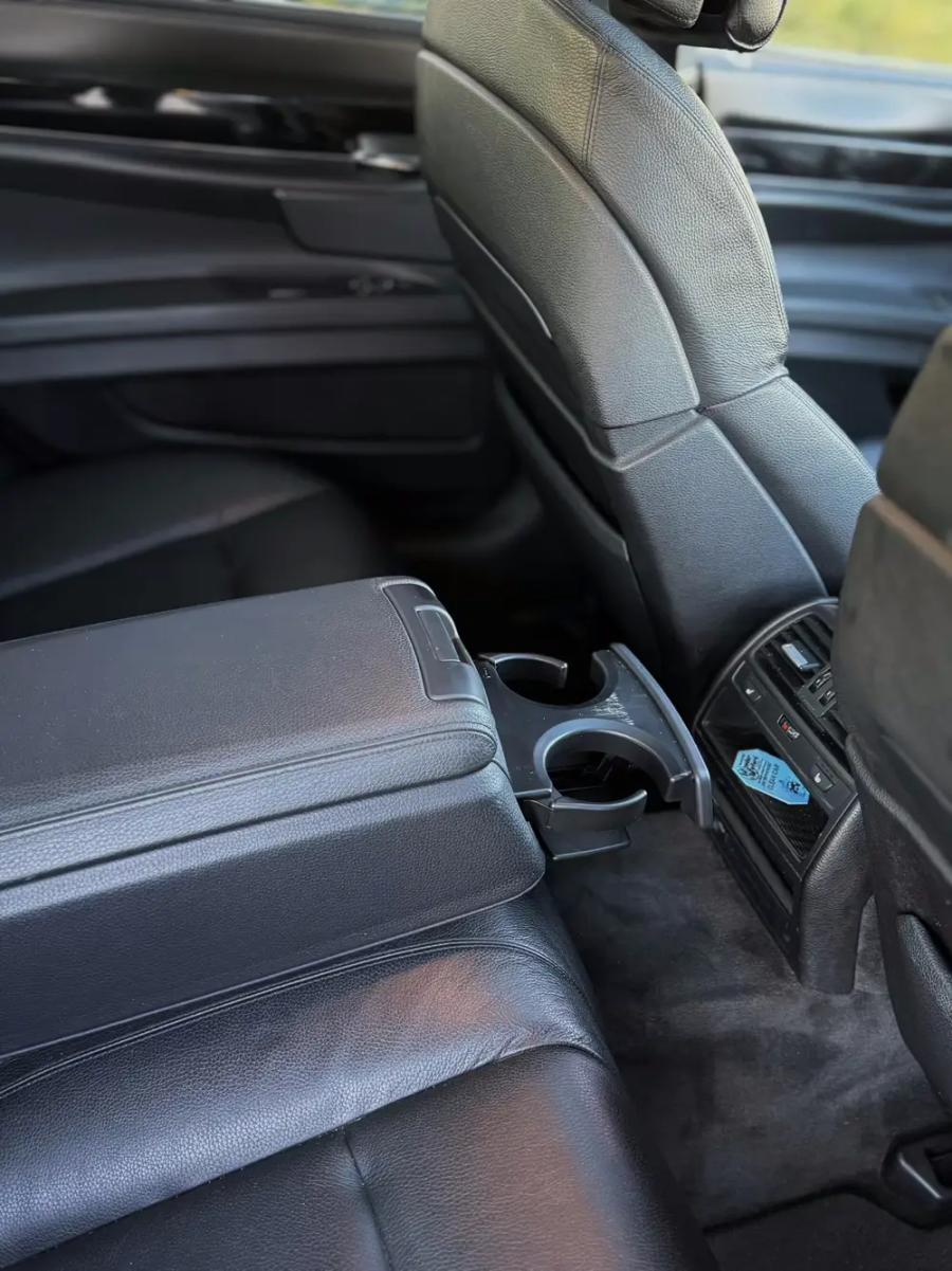 Black BMW 730 2011 in Riga, with an engine capacity of 3.00 L and mileage of 327 thousand km for 9800 €, photo 21 on AUTOMOTO.COM.LV