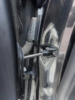 Black BMW 730 2011 in Riga, with an engine capacity of 3.00 L and mileage of 327 thousand km for 9800 €, photo 25 on AUTOMOTO.COM.LV