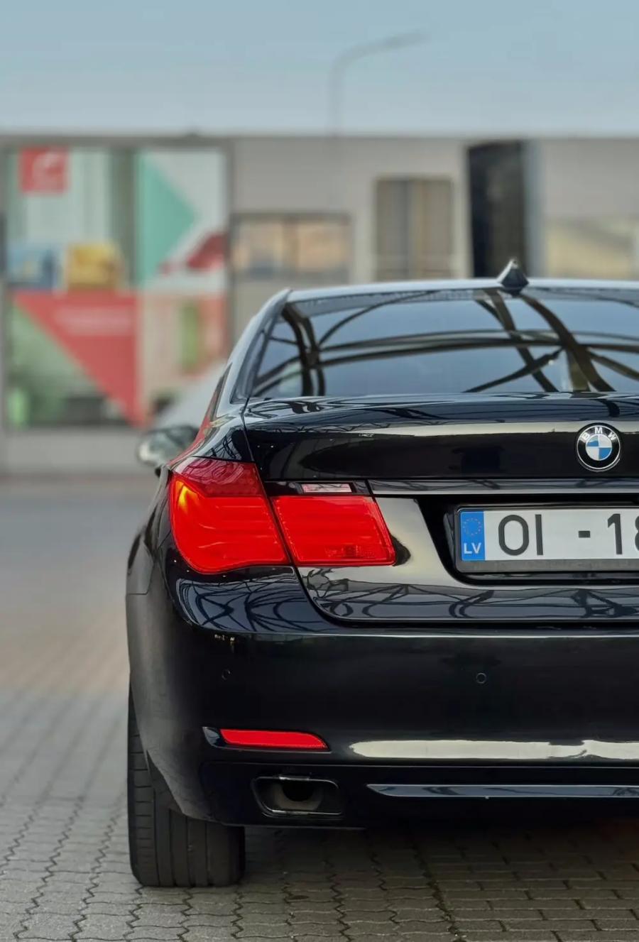 Black BMW 730 2011 in Riga, with an engine capacity of 3.00 L and mileage of 327 thousand km for 9800 €, photo 28 on AUTOMOTO.COM.LV