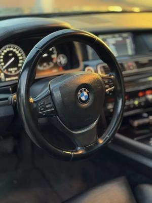 Black BMW 730 2011 in Riga, with an engine capacity of 3.00 L and mileage of 327 thousand km for 9800 €, photo 30 on AUTOMOTO.COM.LV