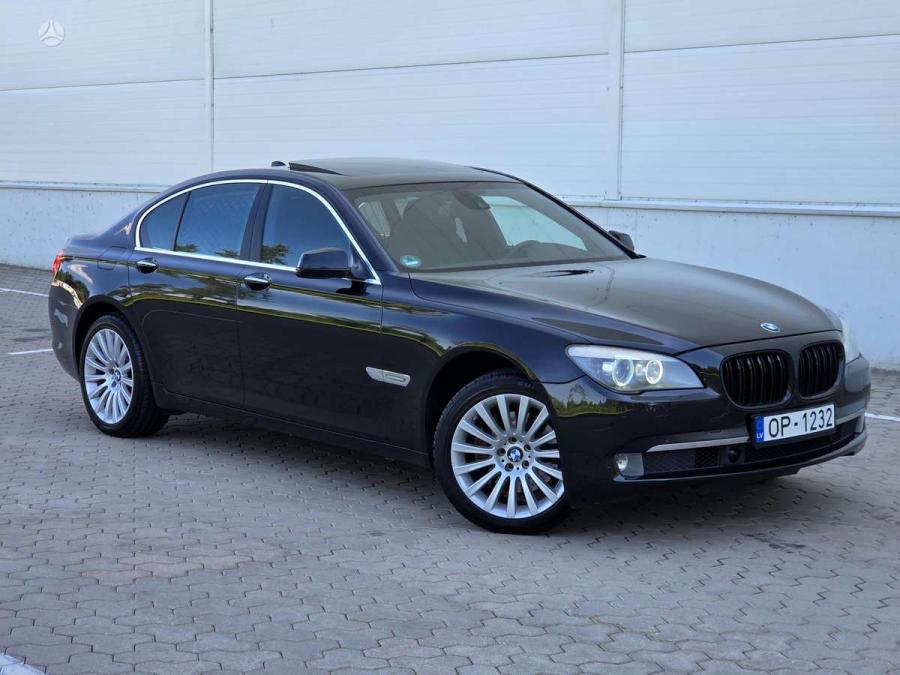 Black BMW 730 2011 in Riga, with an engine capacity of 2.99 L and mileage of 317 thousand km for 12500 €, photo 3 on AUTOMOTO.COM.LV