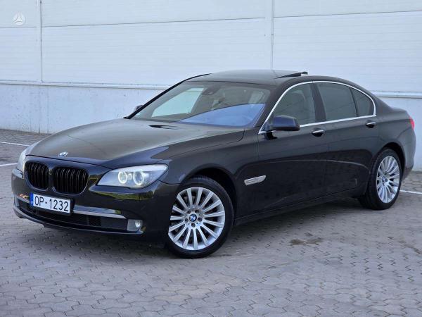 Black BMW 730 2011 in Riga, with an engine capacity of 2.99 L and mileage of 317 thousand km for 12500 €, photo 4 on AUTOMOTO.COM.LV