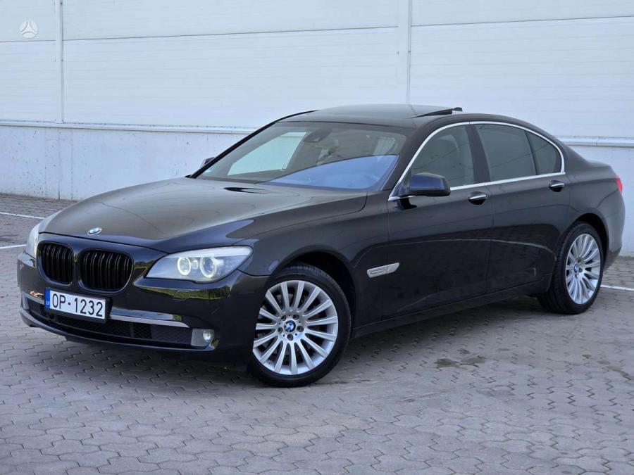 Black BMW 730 2011 in Riga, with an engine capacity of 2.99 L and mileage of 317 thousand km for 12500 €, photo 5 on AUTOMOTO.COM.LV