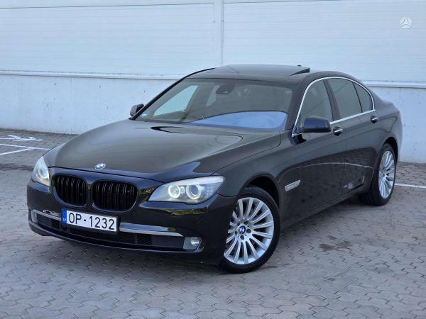 Black BMW 730 2011 in Riga, with an engine capacity of 2.99 L and mileage of 317 thousand km for 12500 €, photo 5 on AUTOMOTO.COM.LV