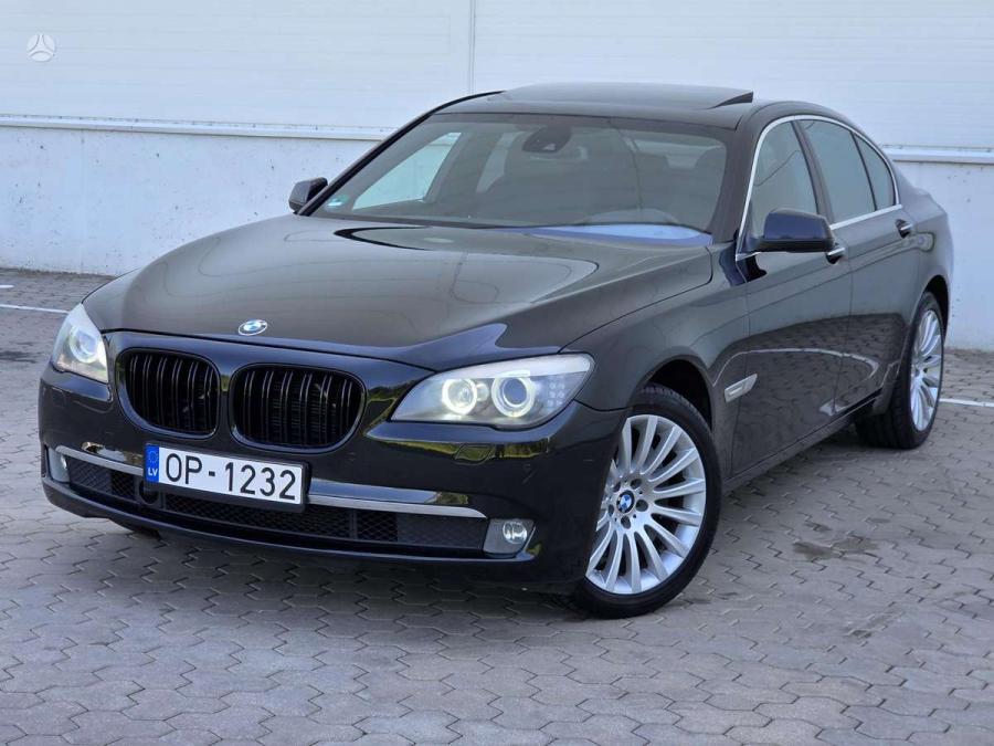 Black BMW 730 2011 in Riga, with an engine capacity of 2.99 L and mileage of 317 thousand km for 12500 €, photo 7 on AUTOMOTO.COM.LV