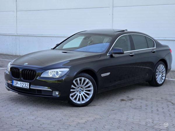 Black BMW 730 2011 in Riga, with an engine capacity of 2.99 L and mileage of 317 thousand km for 12500 €, photo 7 on AUTOMOTO.COM.LV