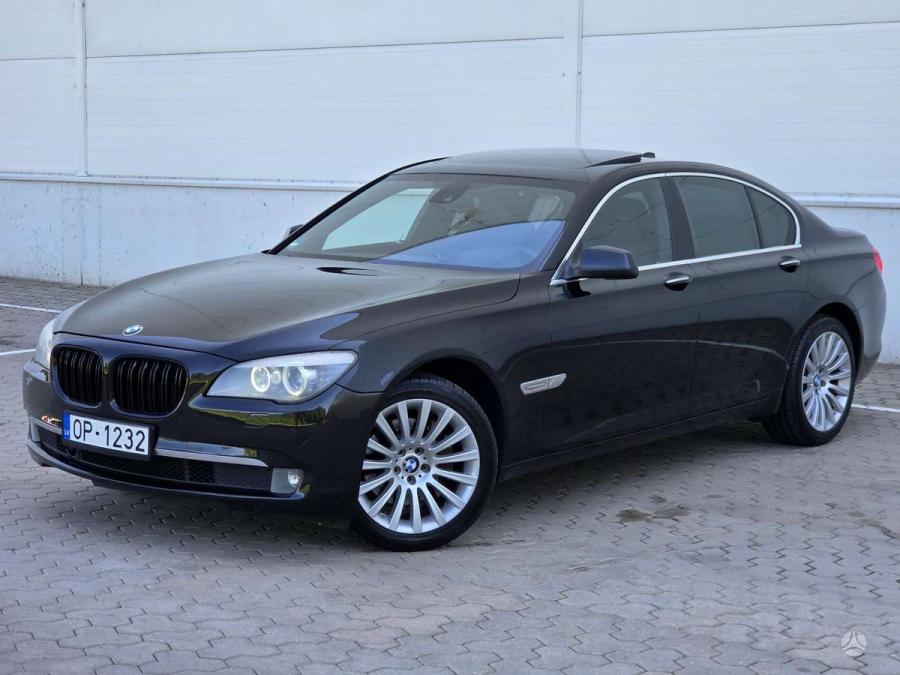 Black BMW 730 2011 in Riga, with an engine capacity of 2.99 L and mileage of 317 thousand km for 12500 €, photo 8 on AUTOMOTO.COM.LV