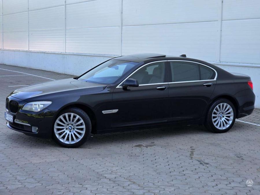 Black BMW 730 2011 in Riga, with an engine capacity of 2.99 L and mileage of 317 thousand km for 12500 €, photo 9 on AUTOMOTO.COM.LV