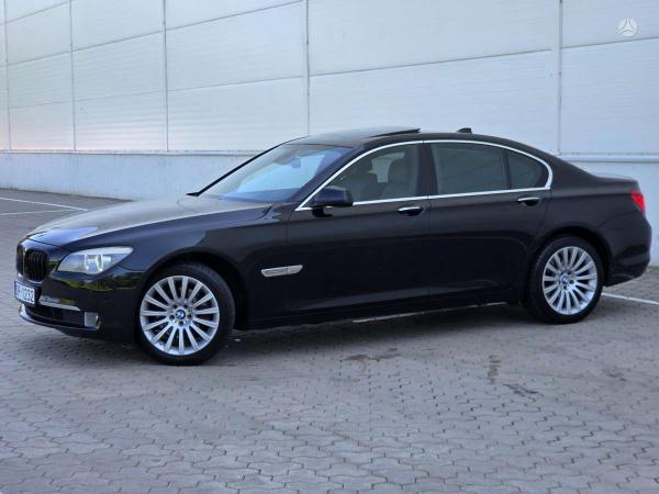 Black BMW 730 2011 in Riga, with an engine capacity of 2.99 L and mileage of 317 thousand km for 12500 €, photo 9 on AUTOMOTO.COM.LV