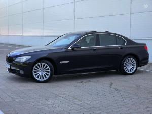 Black BMW 730 2011 in Riga, with an engine capacity of 2.99 L and mileage of 317 thousand km for 12500 €, photo 11 on AUTOMOTO.COM.LV
