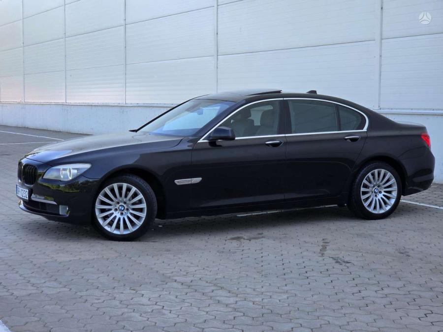Black BMW 730 2011 in Riga, with an engine capacity of 2.99 L and mileage of 317 thousand km for 12500 €, photo 11 on AUTOMOTO.COM.LV