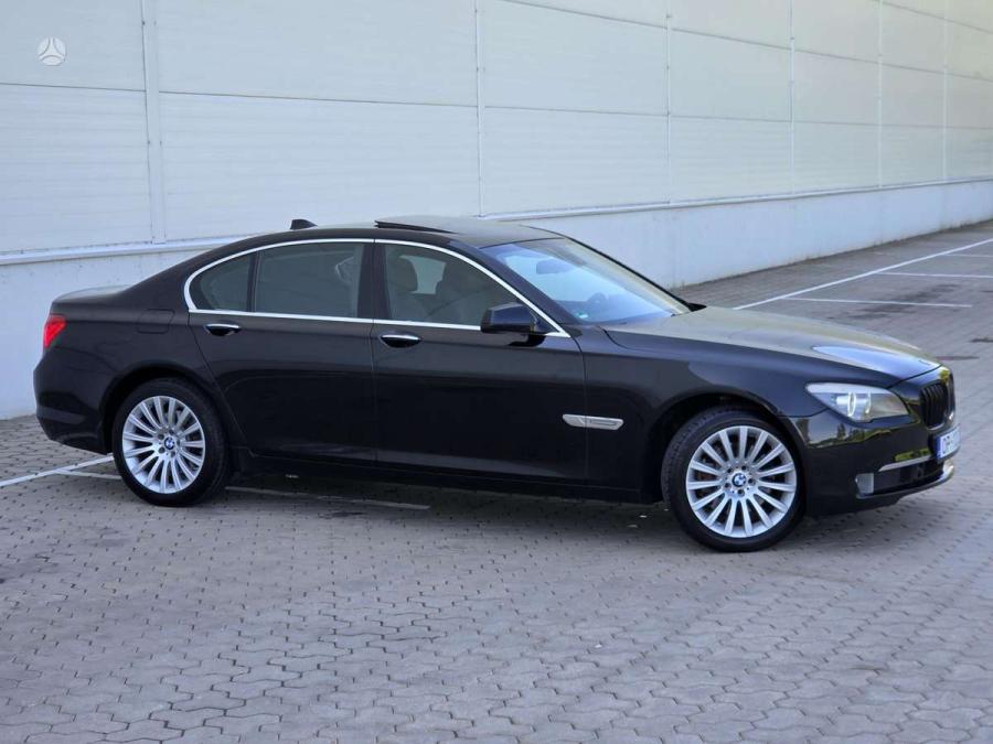 Black BMW 730 2011 in Riga, with an engine capacity of 2.99 L and mileage of 317 thousand km for 12500 €, photo 12 on AUTOMOTO.COM.LV