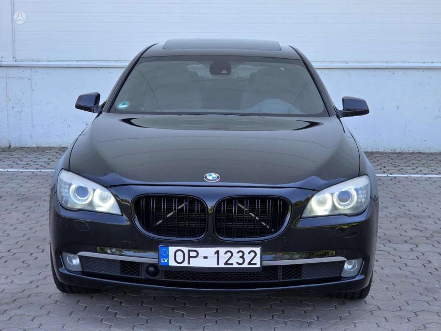 Black BMW 730 2011 in Riga, with an engine capacity of 2.99 L and mileage of 317 thousand km for 12500 €, photo 14 on AUTOMOTO.COM.LV