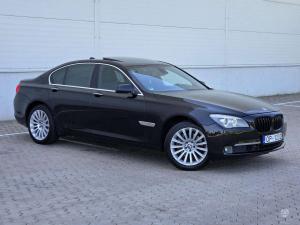 Black BMW 730 2011 in Riga, with an engine capacity of 2.99 L and mileage of 317 thousand km for 12500 €, photo 15 on AUTOMOTO.COM.LV