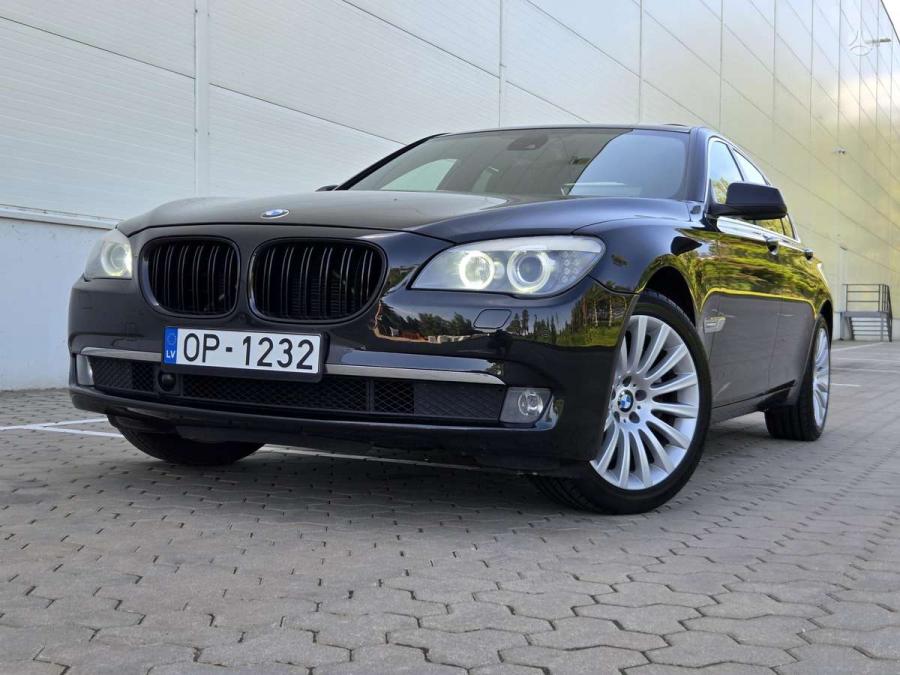 Black BMW 730 2011 in Riga, with an engine capacity of 2.99 L and mileage of 317 thousand km for 12500 €, photo 16 on AUTOMOTO.COM.LV