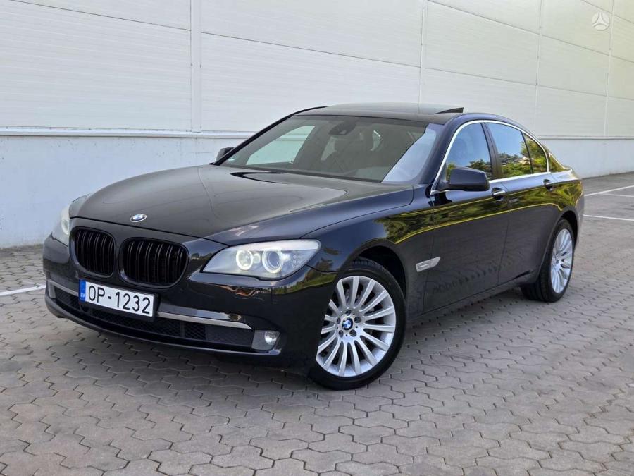 Black BMW 730 2011 in Riga, with an engine capacity of 2.99 L and mileage of 317 thousand km for 12500 €, photo 17 on AUTOMOTO.COM.LV
