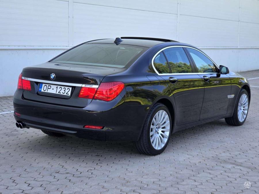 Black BMW 730 2011 in Riga, with an engine capacity of 2.99 L and mileage of 317 thousand km for 12500 €, photo 22 on AUTOMOTO.COM.LV