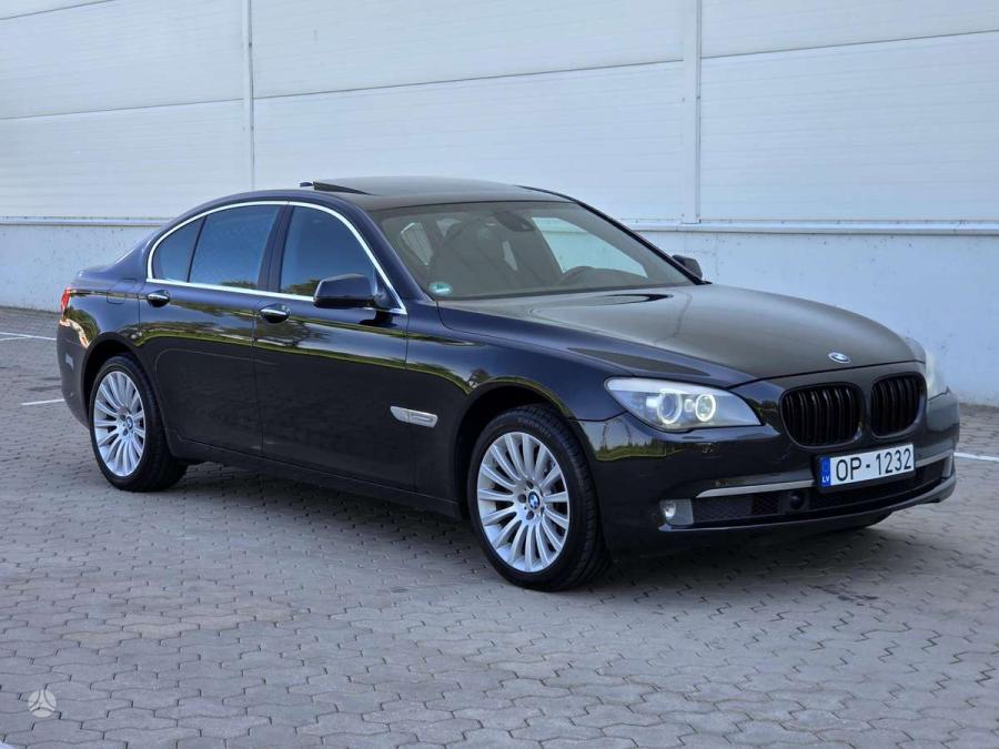 Black BMW 730 2011 in Riga, with an engine capacity of 2.99 L and mileage of 317 thousand km for 12500 €, photo 23 on AUTOMOTO.COM.LV