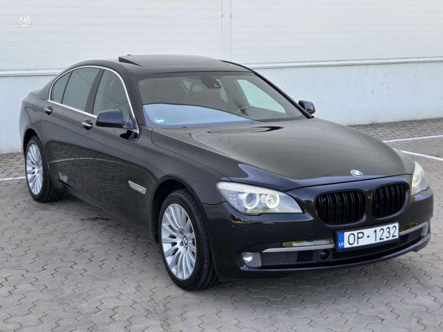 Black BMW 730 2011 in Riga, with an engine capacity of 2.99 L and mileage of 317 thousand km for 12500 €, photo 24 on AUTOMOTO.COM.LV