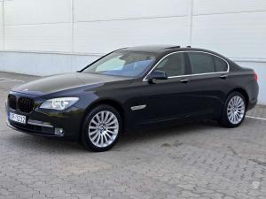 Black BMW 730 2011 in Riga, with an engine capacity of 2.99 L and mileage of 317 thousand km for 12500 €, photo 25 on AUTOMOTO.COM.LV