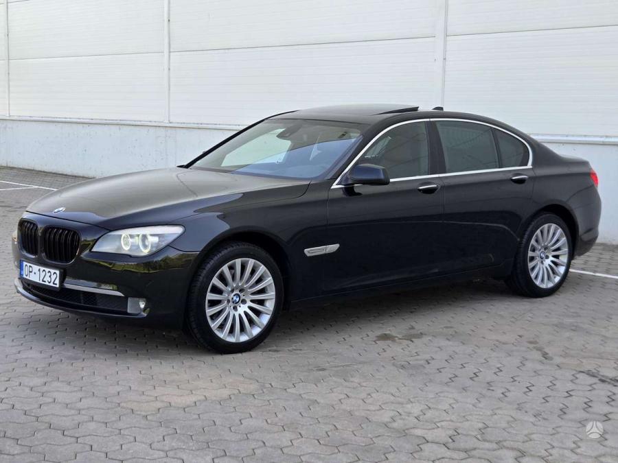 Black BMW 730 2011 in Riga, with an engine capacity of 2.99 L and mileage of 317 thousand km for 12500 €, photo 25 on AUTOMOTO.COM.LV