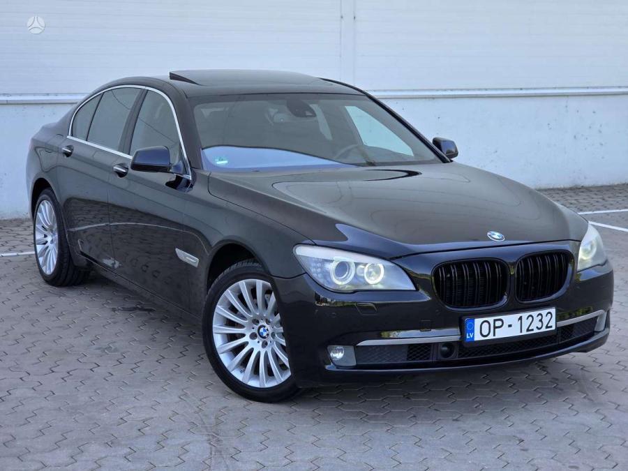 Black BMW 730 2011 in Riga, with an engine capacity of 2.99 L and mileage of 317 thousand km for 12500 €, photo 26 on AUTOMOTO.COM.LV
