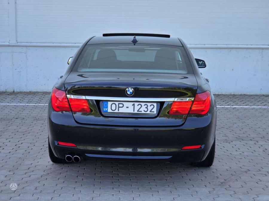 Black BMW 730 2011 in Riga, with an engine capacity of 2.99 L and mileage of 317 thousand km for 12500 €, photo 28 on AUTOMOTO.COM.LV