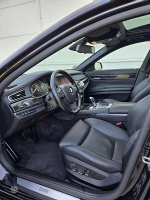 Black BMW 730 2011 in Riga, with an engine capacity of 2.99 L and mileage of 317 thousand km for 12500 €, photo 31 on AUTOMOTO.COM.LV
