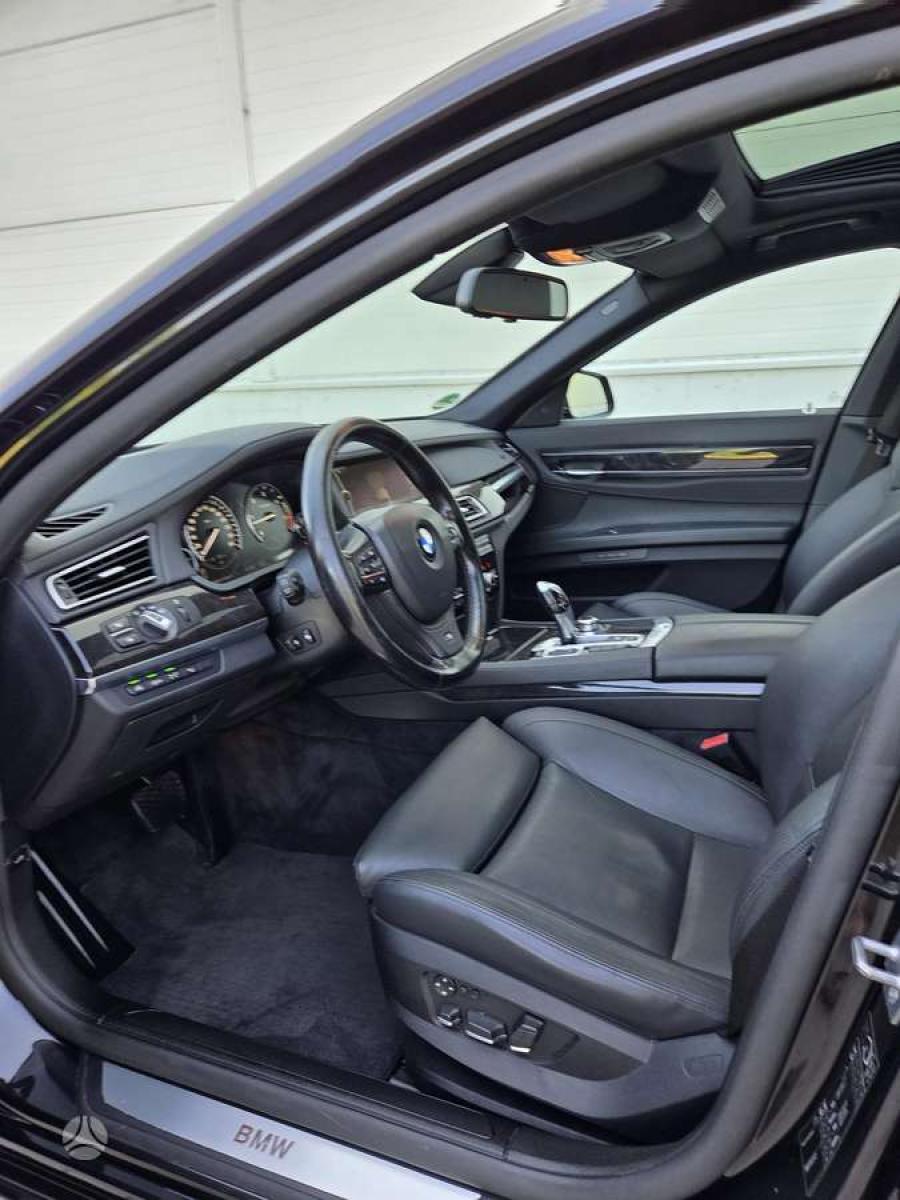 Black BMW 730 2011 in Riga, with an engine capacity of 2.99 L and mileage of 317 thousand km for 12500 €, photo 31 on AUTOMOTO.COM.LV