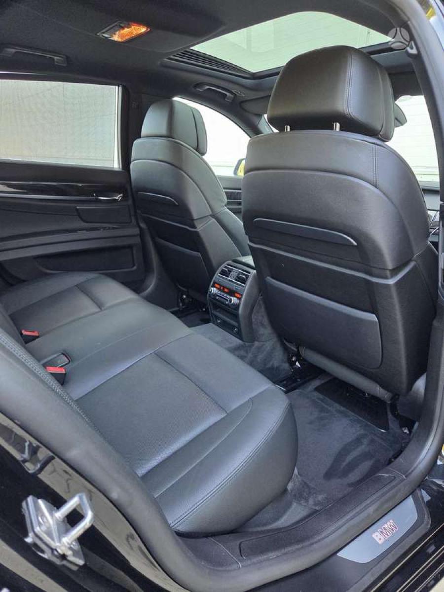 Black BMW 730 2011 in Riga, with an engine capacity of 2.99 L and mileage of 317 thousand km for 12500 €, photo 32 on AUTOMOTO.COM.LV