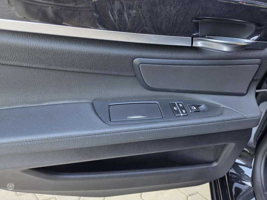 Black BMW 730 2011 in Riga, with an engine capacity of 2.99 L and mileage of 317 thousand km for 12500 €, photo 34 on AUTOMOTO.COM.LV