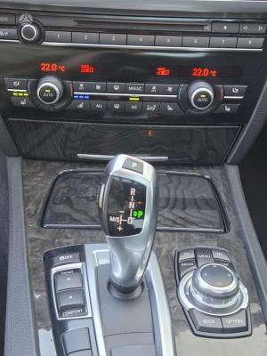Black BMW 730 2011 in Riga, with an engine capacity of 2.99 L and mileage of 317 thousand km for 12500 €, photo 35 on AUTOMOTO.COM.LV