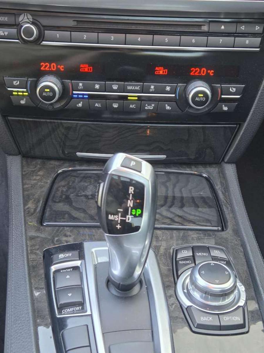 Black BMW 730 2011 in Riga, with an engine capacity of 2.99 L and mileage of 317 thousand km for 12500 €, photo 35 on AUTOMOTO.COM.LV