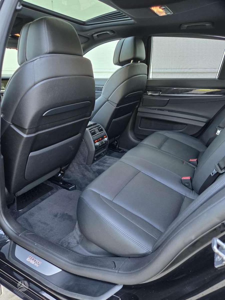 Black BMW 730 2011 in Riga, with an engine capacity of 2.99 L and mileage of 317 thousand km for 12500 €, photo 36 on AUTOMOTO.COM.LV
