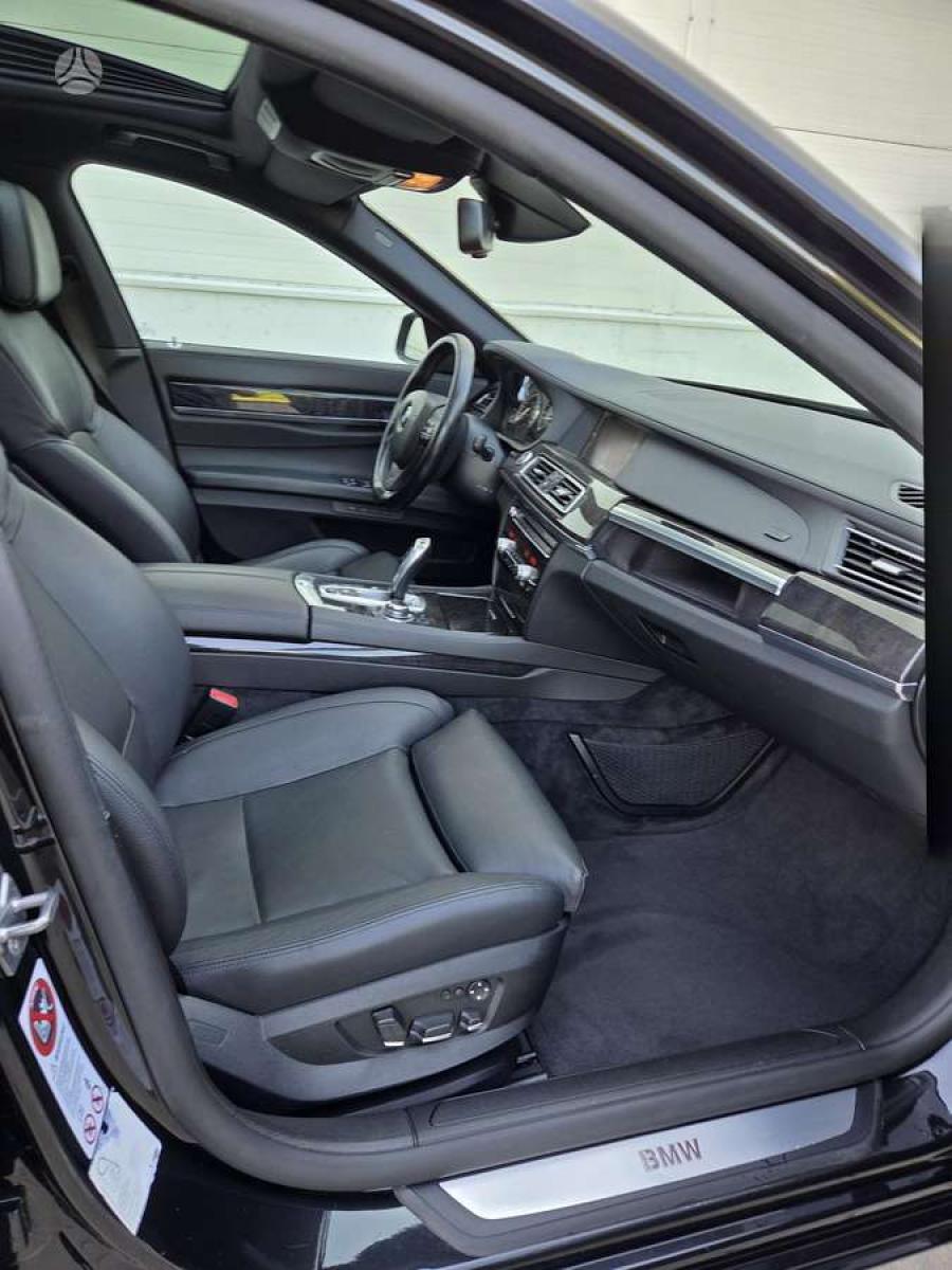 Black BMW 730 2011 in Riga, with an engine capacity of 2.99 L and mileage of 317 thousand km for 12500 €, photo 38 on AUTOMOTO.COM.LV