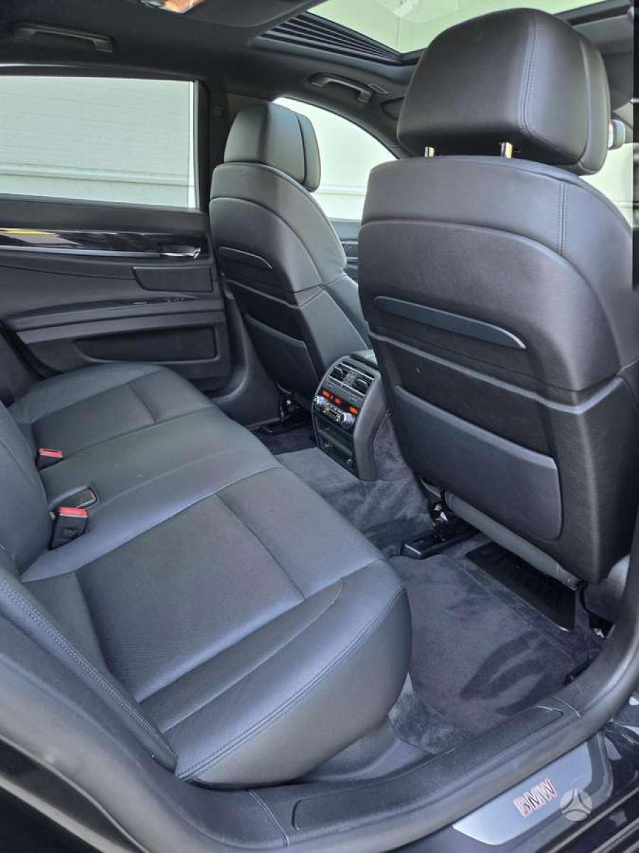 Black BMW 730 2011 in Riga, with an engine capacity of 2.99 L and mileage of 317 thousand km for 12500 €, photo 39 on AUTOMOTO.COM.LV