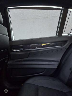 Black BMW 730 2011 in Riga, with an engine capacity of 2.99 L and mileage of 317 thousand km for 12500 €, photo 40 on AUTOMOTO.COM.LV