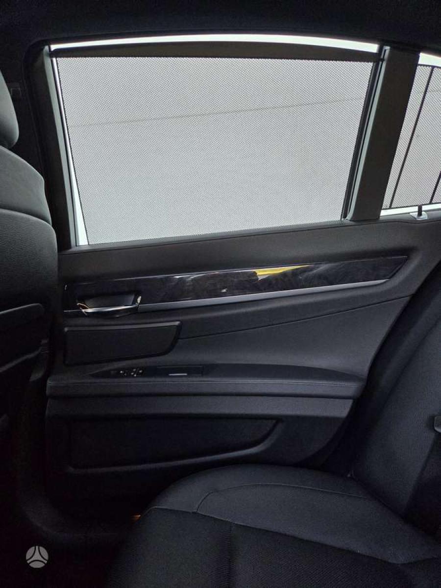 Black BMW 730 2011 in Riga, with an engine capacity of 2.99 L and mileage of 317 thousand km for 12500 €, photo 40 on AUTOMOTO.COM.LV