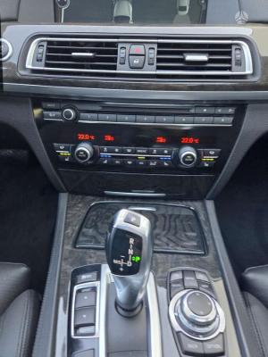 Black BMW 730 2011 in Riga, with an engine capacity of 2.99 L and mileage of 317 thousand km for 12500 €, photo 41 on AUTOMOTO.COM.LV