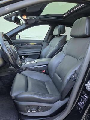 Black BMW 730 2011 in Riga, with an engine capacity of 2.99 L and mileage of 317 thousand km for 12500 €, photo 42 on AUTOMOTO.COM.LV