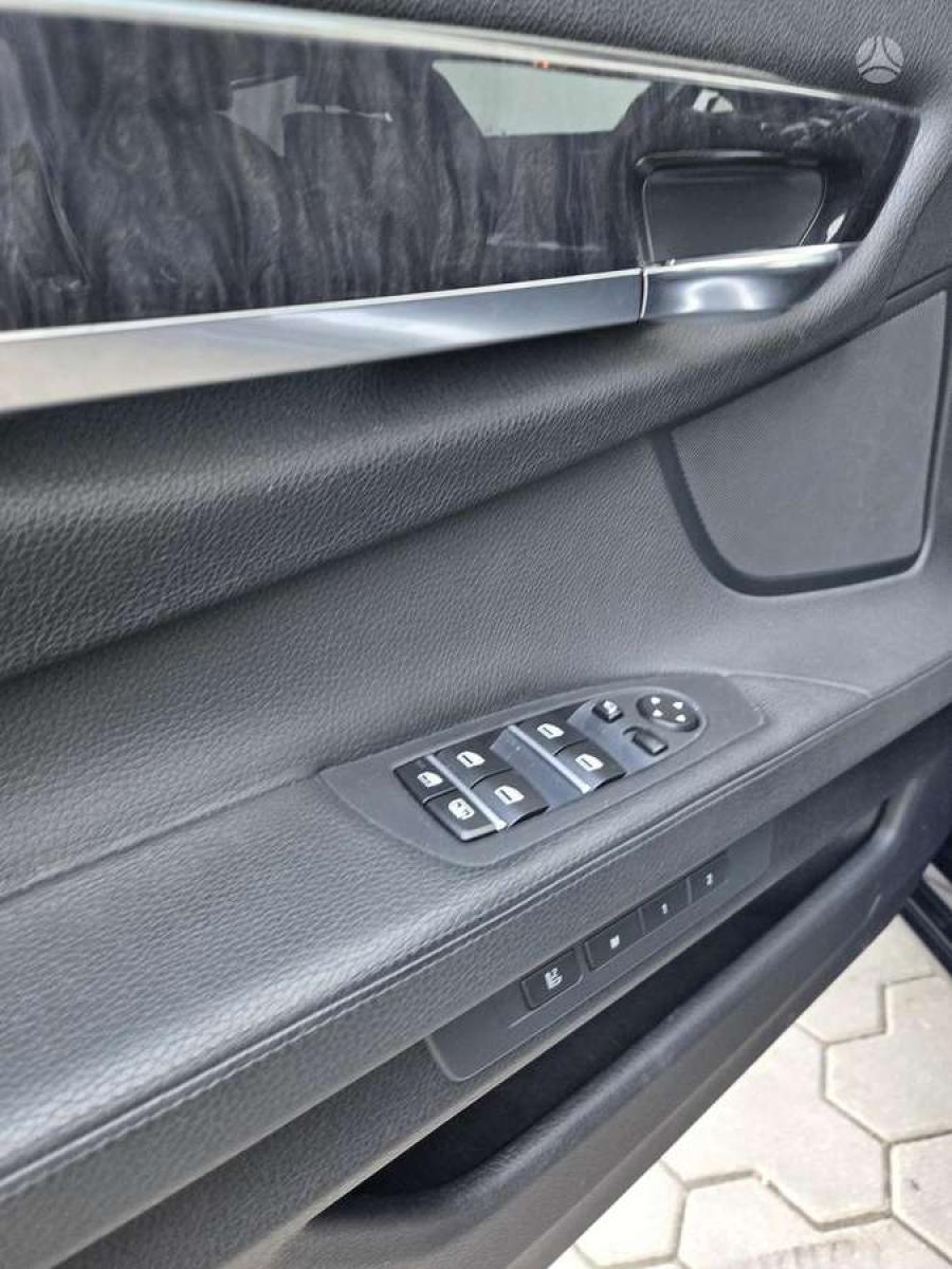 Black BMW 730 2011 in Riga, with an engine capacity of 2.99 L and mileage of 317 thousand km for 12500 €, photo 43 on AUTOMOTO.COM.LV