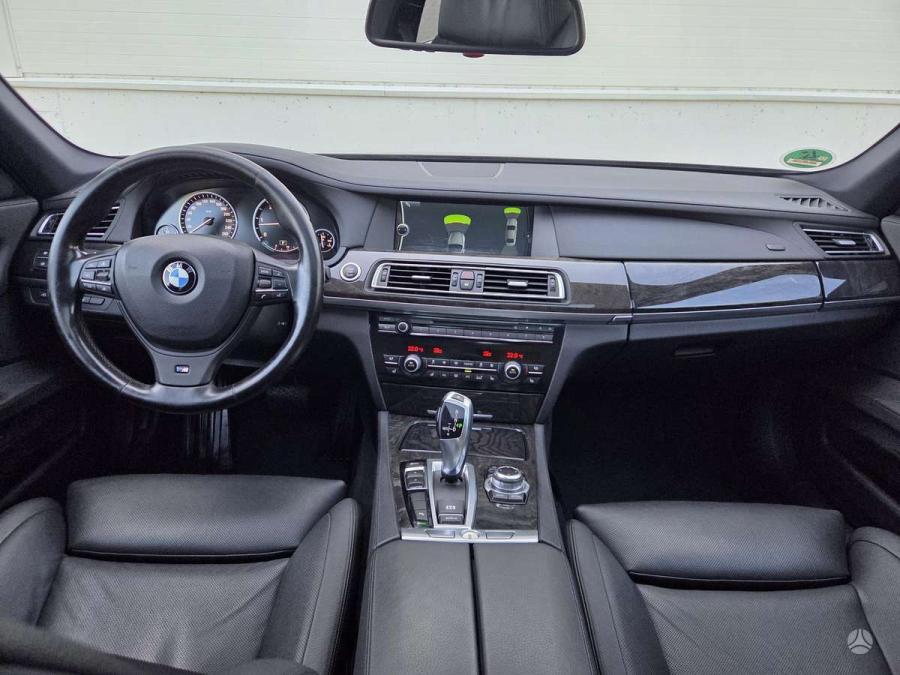 Black BMW 730 2011 in Riga, with an engine capacity of 2.99 L and mileage of 317 thousand km for 12500 €, photo 44 on AUTOMOTO.COM.LV