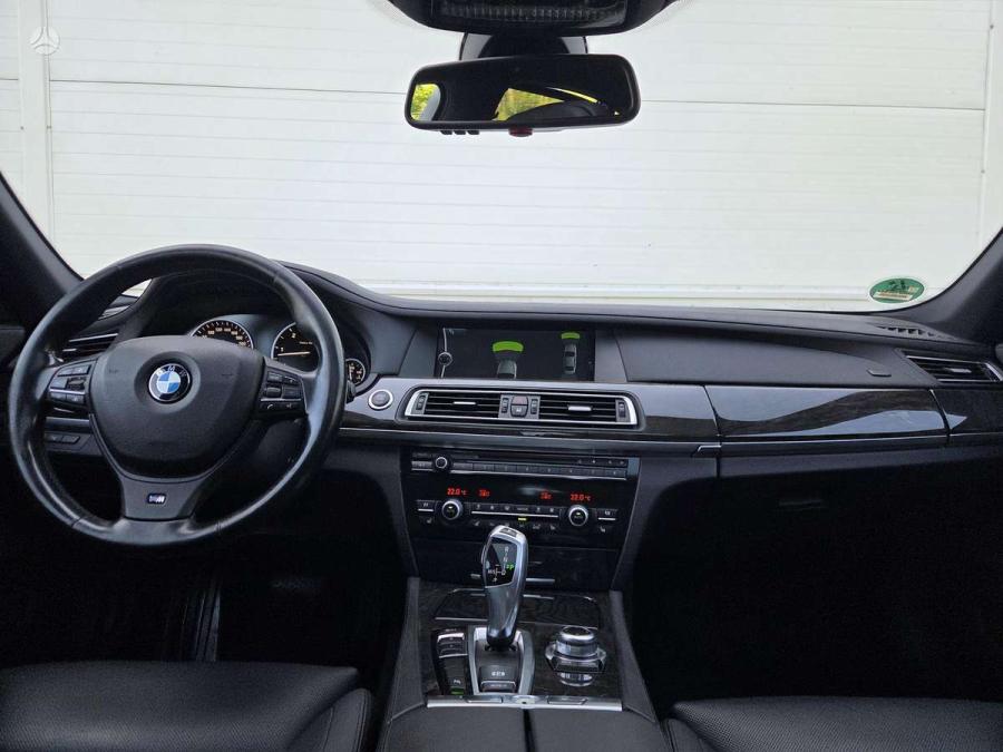 Black BMW 730 2011 in Riga, with an engine capacity of 2.99 L and mileage of 317 thousand km for 12500 €, photo 45 on AUTOMOTO.COM.LV