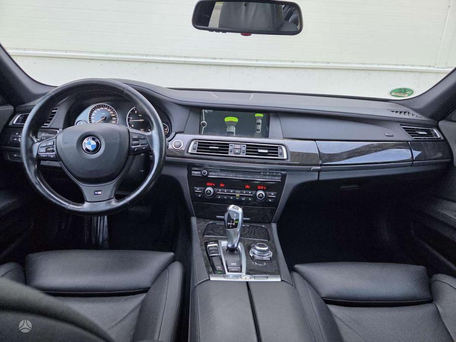 Black BMW 730 2011 in Riga, with an engine capacity of 2.99 L and mileage of 317 thousand km for 12500 €, photo 46 on AUTOMOTO.COM.LV