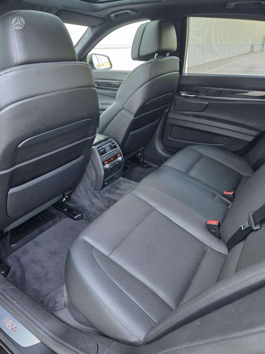 Black BMW 730 2011 in Riga, with an engine capacity of 2.99 L and mileage of 317 thousand km for 12500 €, photo 48 on AUTOMOTO.COM.LV