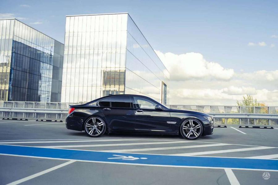Black BMW 730 2011 in Vilnius, with an engine capacity of 2.99 L and mileage of 292 thousand km for 6990 €, photo 4 on AUTOMOTO.COM.LV