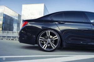 Black BMW 730 2011 in Vilnius, with an engine capacity of 2.99 L and mileage of 292 thousand km for 6990 €, photo 6 on AUTOMOTO.COM.LV