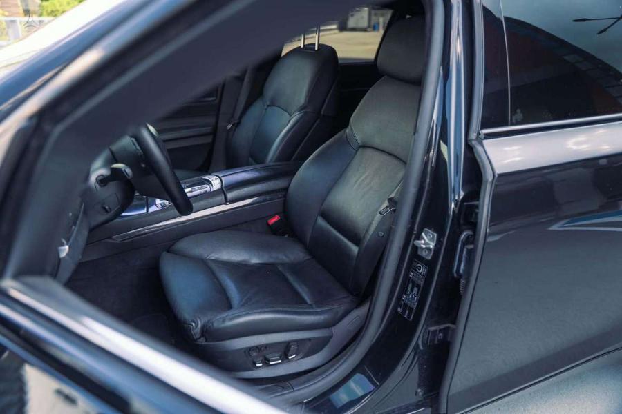 Black BMW 730 2011 in Vilnius, with an engine capacity of 2.99 L and mileage of 292 thousand km for 6990 €, photo 12 on AUTOMOTO.COM.LV